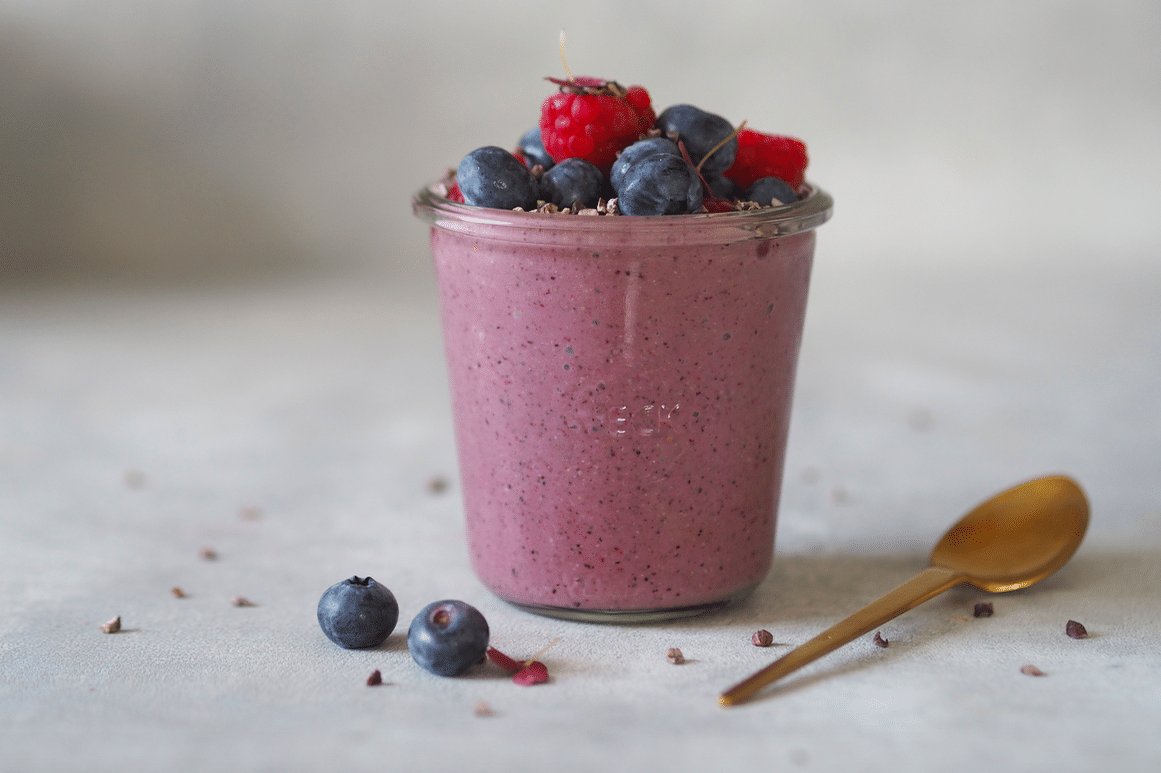 Smoothie med chiagrød, banan og bær - Ditte Julie Jensen