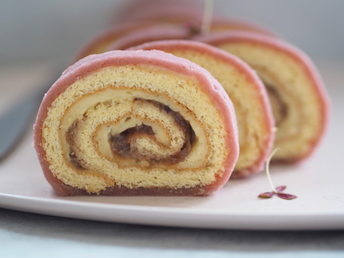 Roulade opskrift med rabarber, vanilje og marcipan - Ditte Julie Jensen