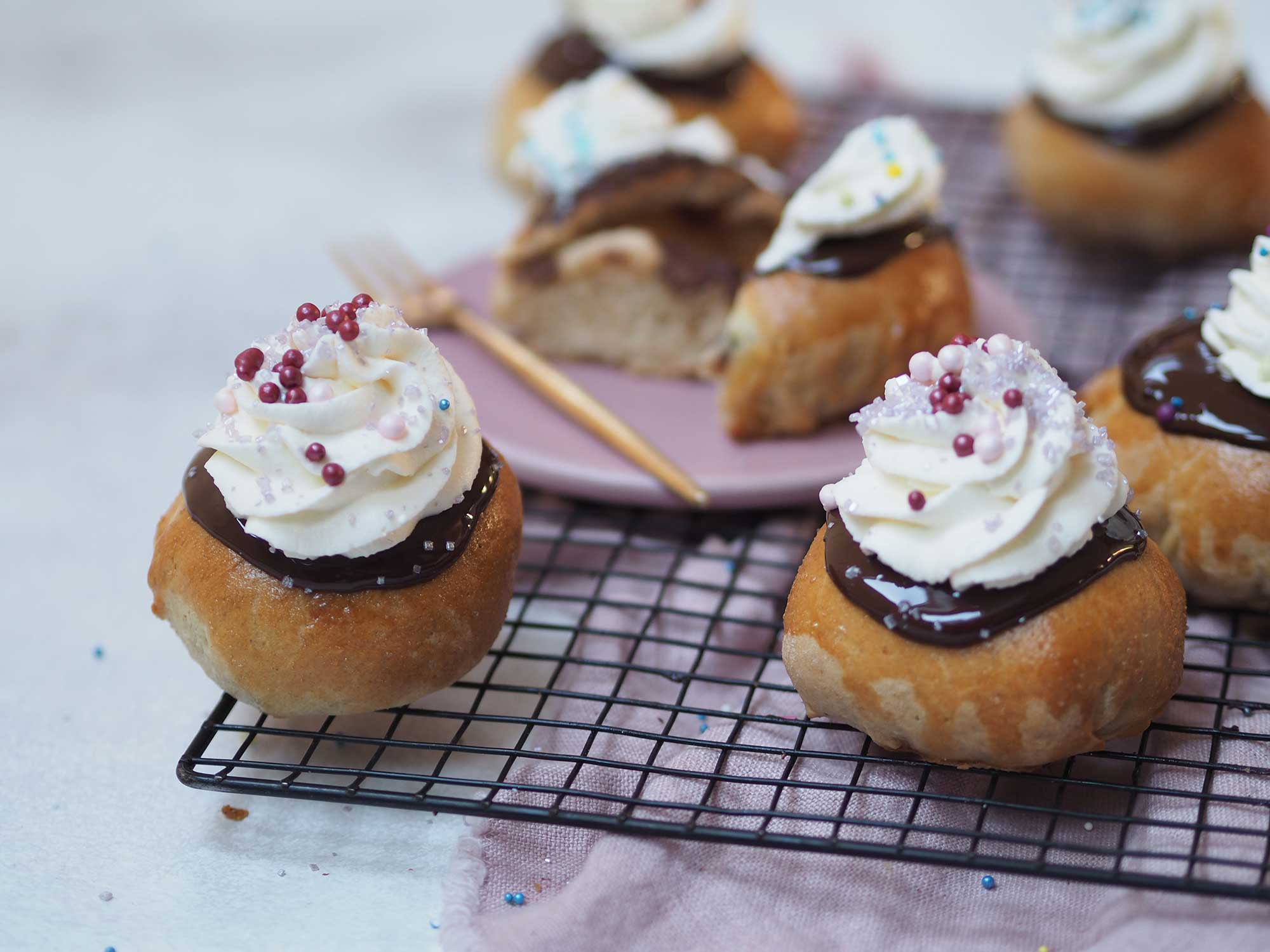 Fastelavnsboller m. mælkechokolade og remonce - Ditte Julie Jensen